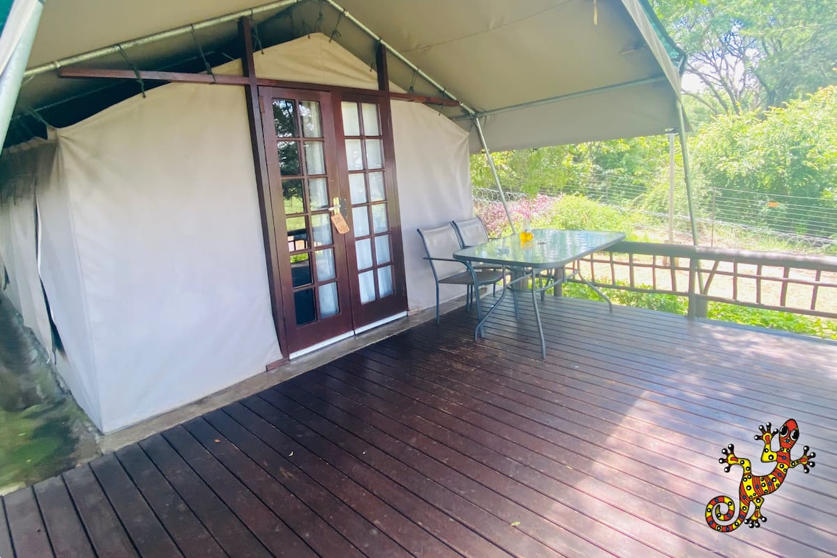 Tenda de Luxo, casa de banho anexa, vista para o rio | 1 quarto, cofre no quarto, secretária, cortinas/cortinados opacos