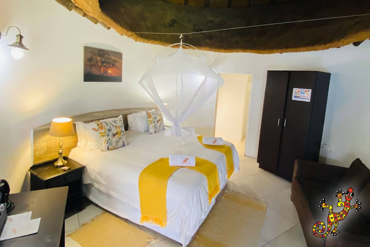 Quarto de Luxo, casa de banho anexa | 1 quarto, cofre no quarto, secretária, cortinas/cortinados opacos