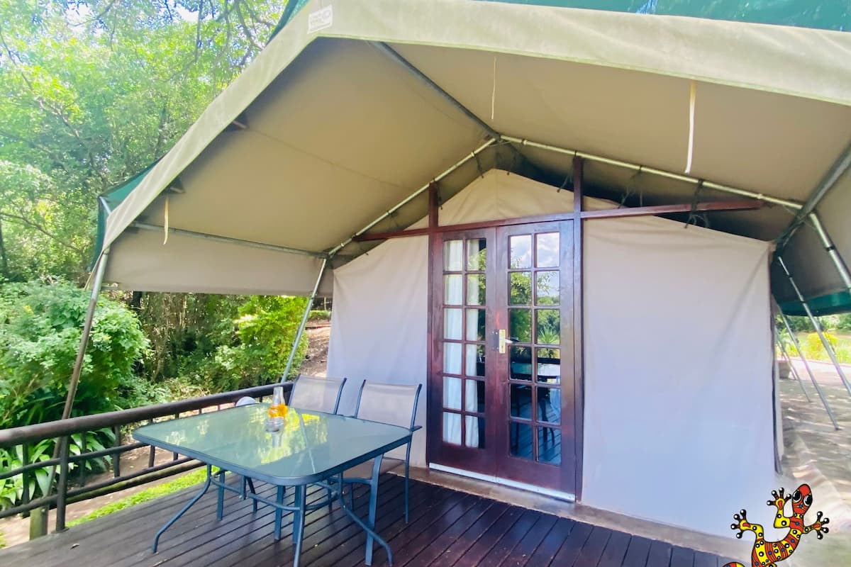 Tenda de Luxo, casa de banho anexa, vista para o rio | 1 quarto, cofre no quarto, secretária, cortinas/cortinados opacos