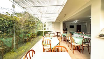 Café da manhã com buffet grátis todos os dias