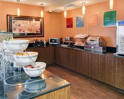 Café da manhã para viagem grátis todos os dias