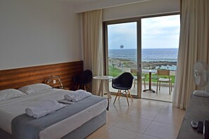 Frigobar, cofres nos quartos, cortinas blackout