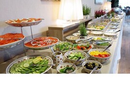Pequeno-almoço tipo buffet diário mediante uma taxa 