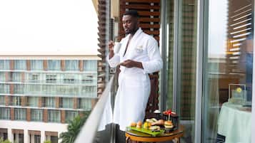 Camas com colchões pillow-top, frigobar (abastecido com itens grátis)