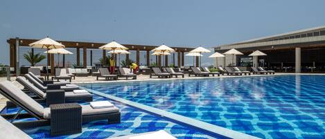 Piscina exterior, espreguiçadeiras