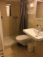 Estúdio Básico, 1 cama individual, não fumadores | Casa de banho | Um secador de cabelo, toalhas fornecidas, sabão, champô 