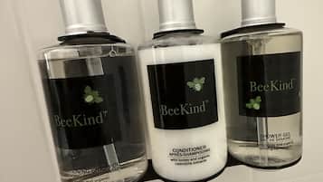 Três frascos de gel de banho e condicionador BeeKind.