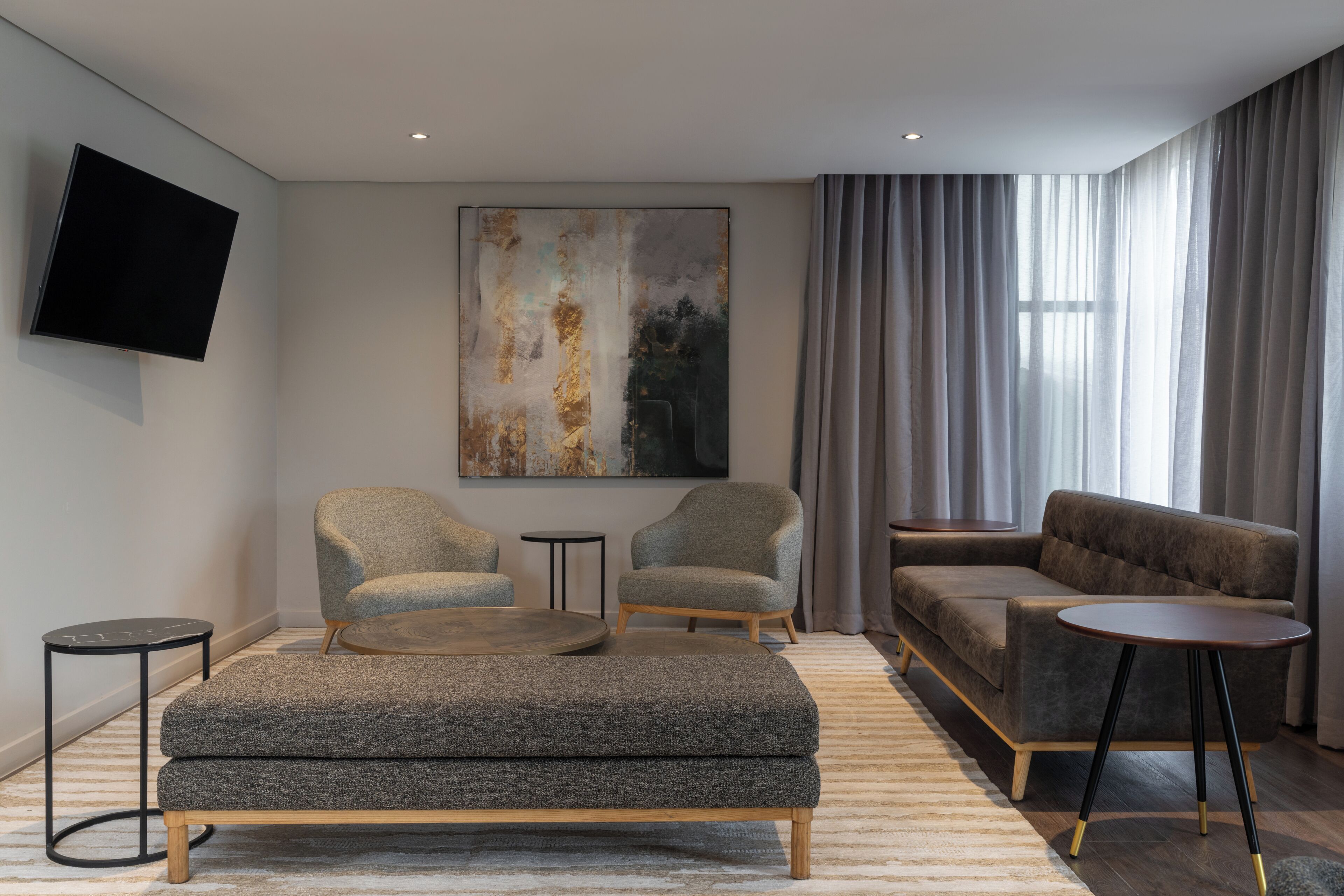 Apartamento, 3 quartos (Boutique Building) | Sala de estar | Televisor LED 