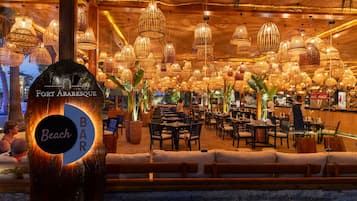 5 restaurantes, almoços servidos, cozinha internacional