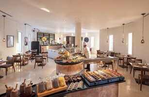 9 restaurantes: servem pequenos-almoços, almoços e jantares
