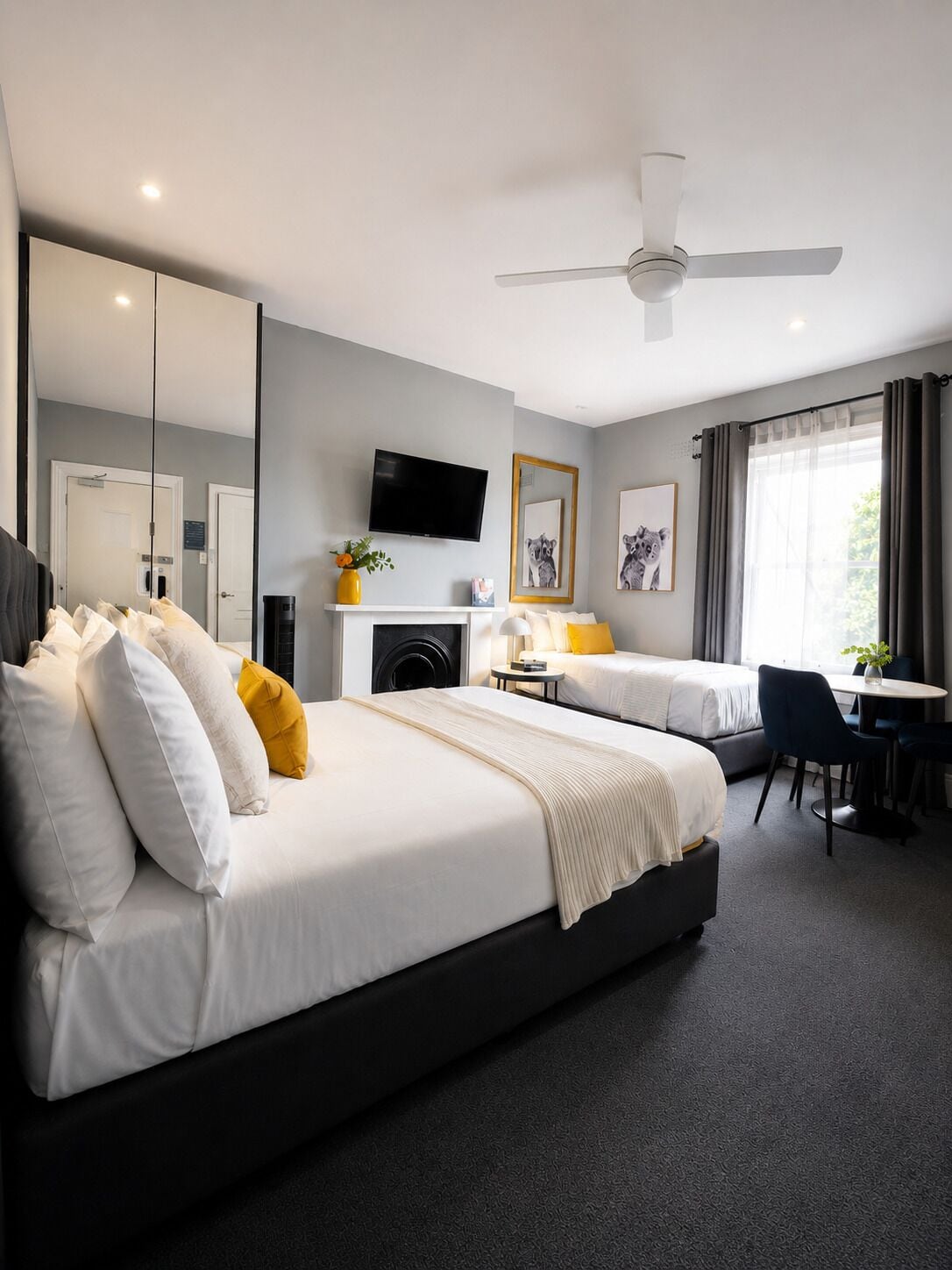 Quarto Twin Comfort, casa de banho anexa | Roupa de alta qualidade, com decoração personalizada 