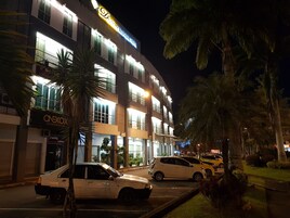 Fachada da propriedade à noite