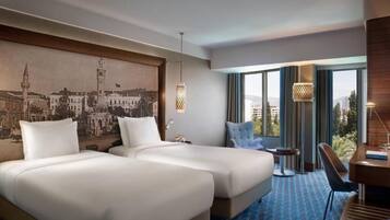 Quarto Deluxe, 2 camas individuais, Vista para a cidade | Minibar, cofre no quarto, secretária