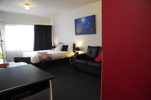 Roupa de alta qualidade, minibar, cofre no quarto 