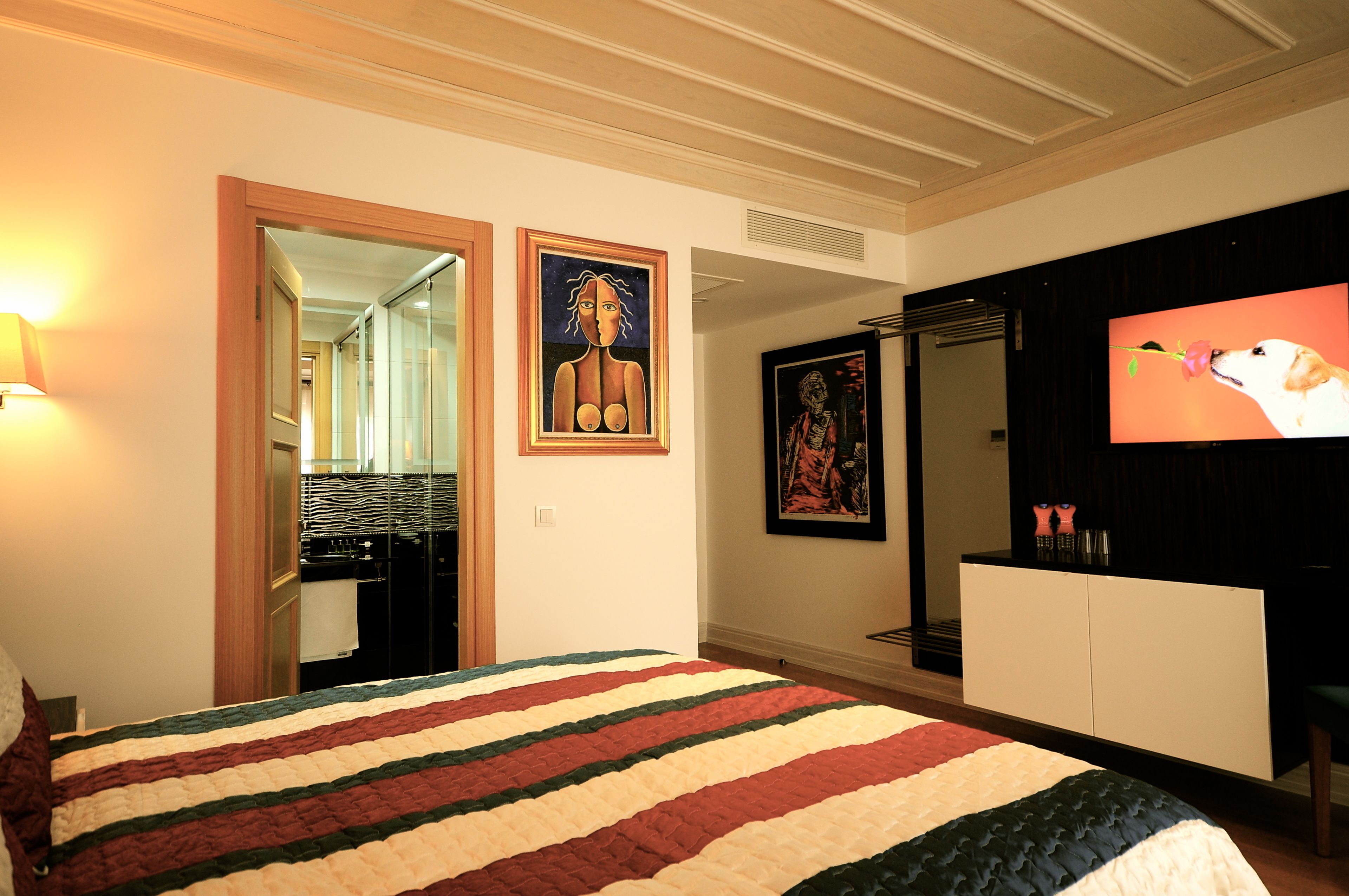 Minibar, cofre com capacidade para portátil, Wi-fi grátis 