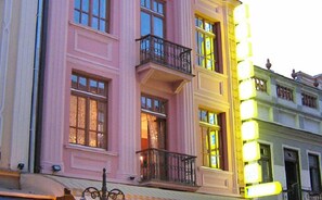 Um edifício de vários andares com varandas e janelas amplas.