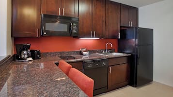 Geladeira, micro-ondas, cooktop, lava-louças