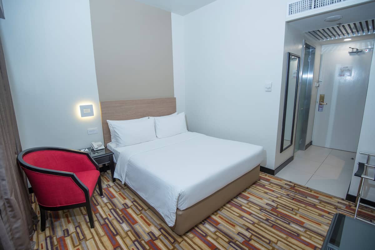 Quarto superior (Queen) | Frigobar, escrivaninha, cortinas blackout
