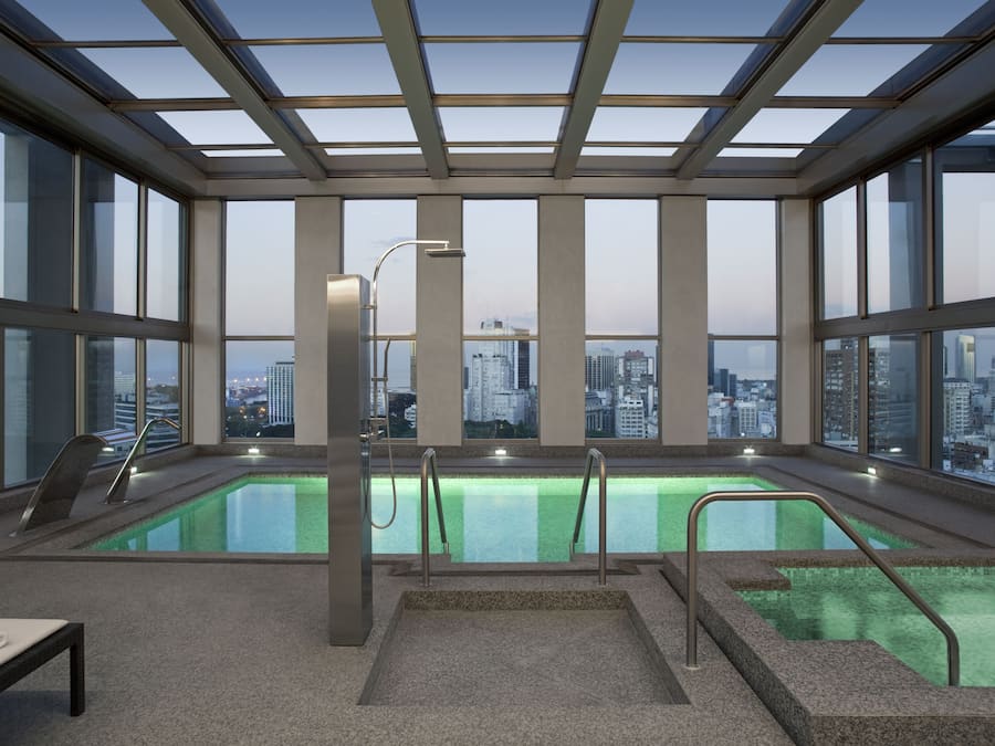 Piscina interior, guarda-sóis, nadadores-salvadores no local