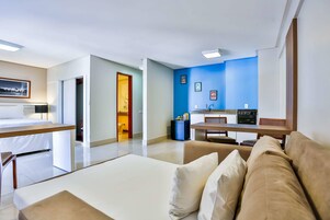 Quarto executivo, 1 cama Queen e sofá-cama | Frigobar, cofres nos quartos, escrivaninha, Wi-Fi de cortesia