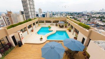 Piscina externa, guarda-sóis, espreguiçadeiras