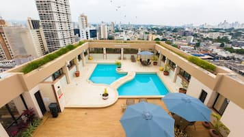 Piscina exterior, guarda-sóis, espreguiçadeiras