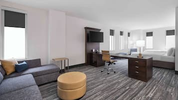Roupas de cama premium, cofres nos quartos, escrivaninha