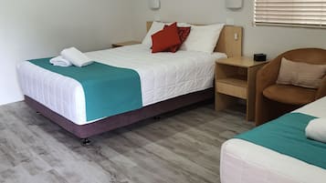 Standard, Uma cama Queen e uma cama Solteiro, Acessível | 1 quarto, roupas de cama premium, camas com colchões pillow-top
