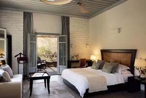 Suite Júnior, vista para o jardim | Roupa de alta qualidade, cofre no quarto, secretária 