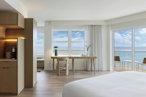 Suíte executiva, 1 cama King e sofá-cama, de frente para o oceano | Camas com colchões pillow-top, cofres nos quartos, escrivaninha