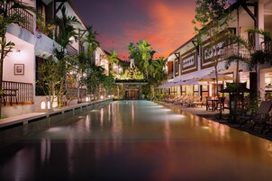 2 piscinas externas, funciona das 6h às 21h, barracas de cortesia