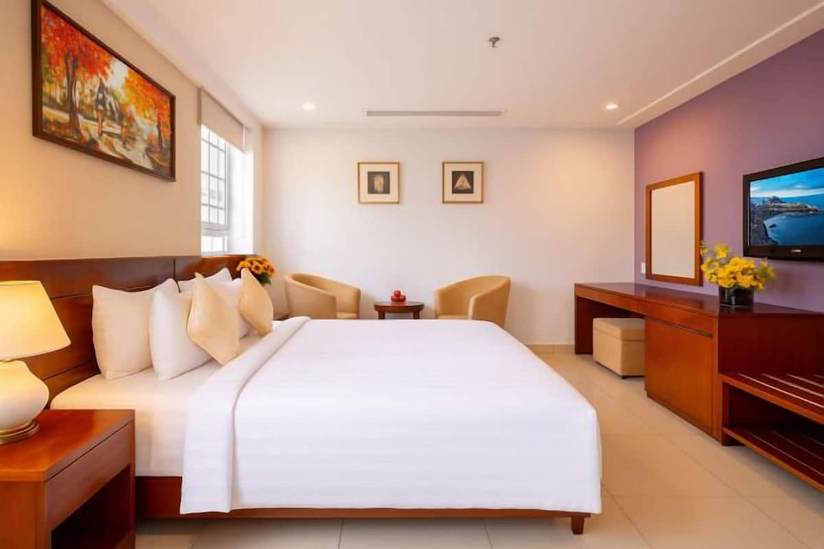 Frigobar, cofres nos quartos, escrivaninha, quartos à prova de som