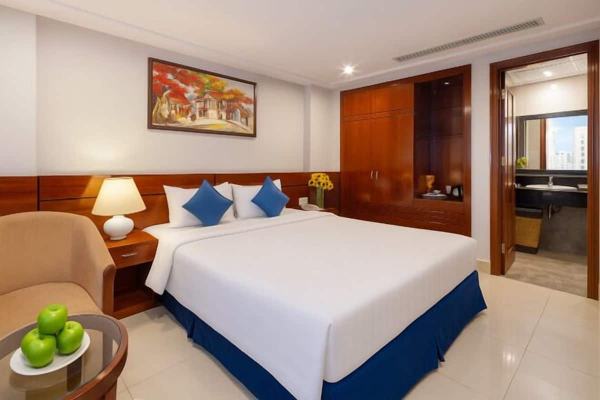 Frigobar, cofres nos quartos, escrivaninha, quartos à prova de som