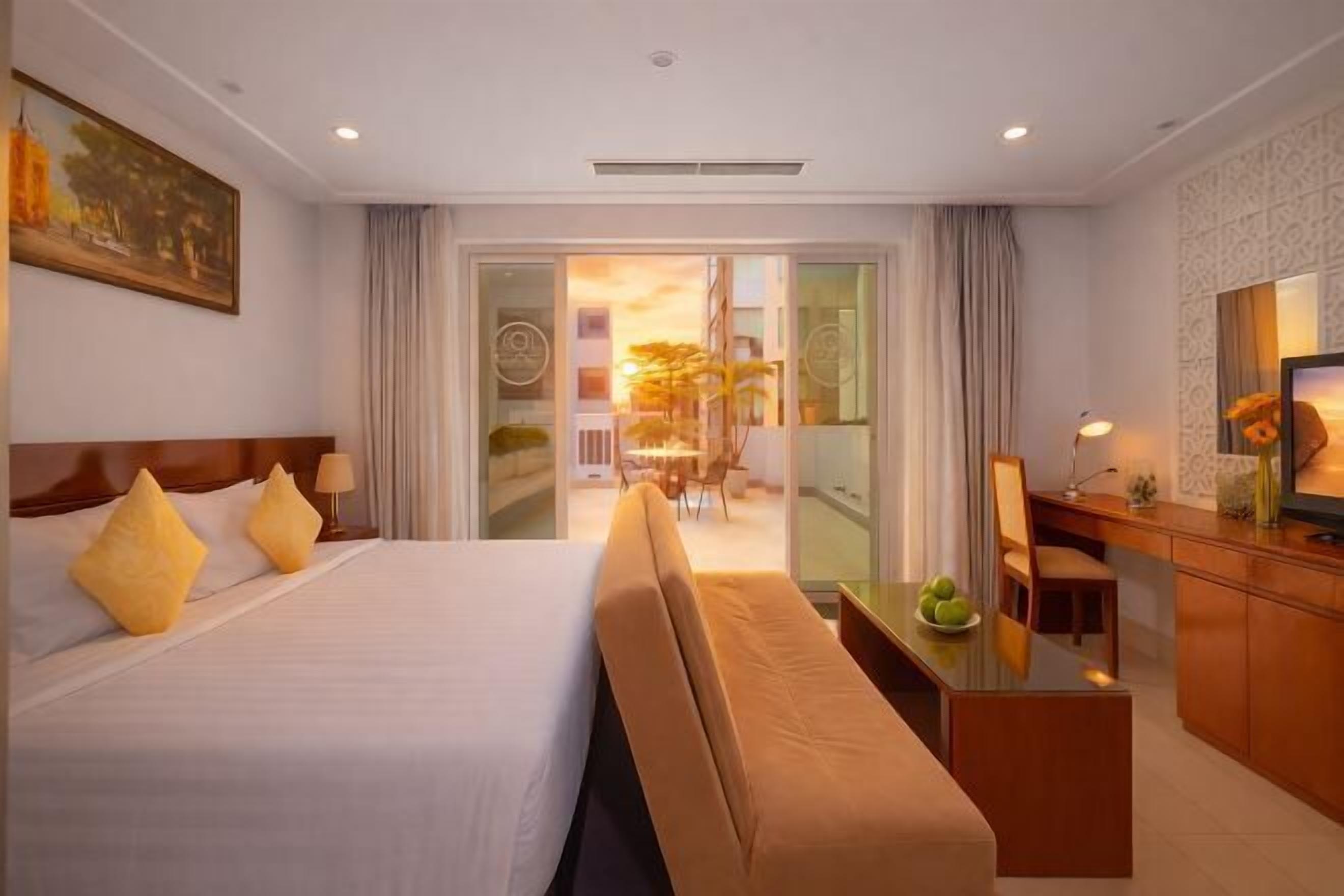 Frigobar, cofres nos quartos, escrivaninha, quartos à prova de som