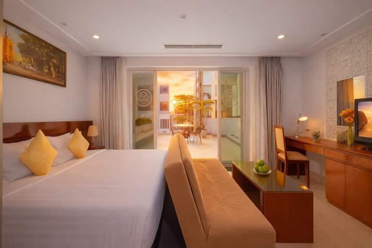 Frigobar, cofres nos quartos, escrivaninha, quartos à prova de som