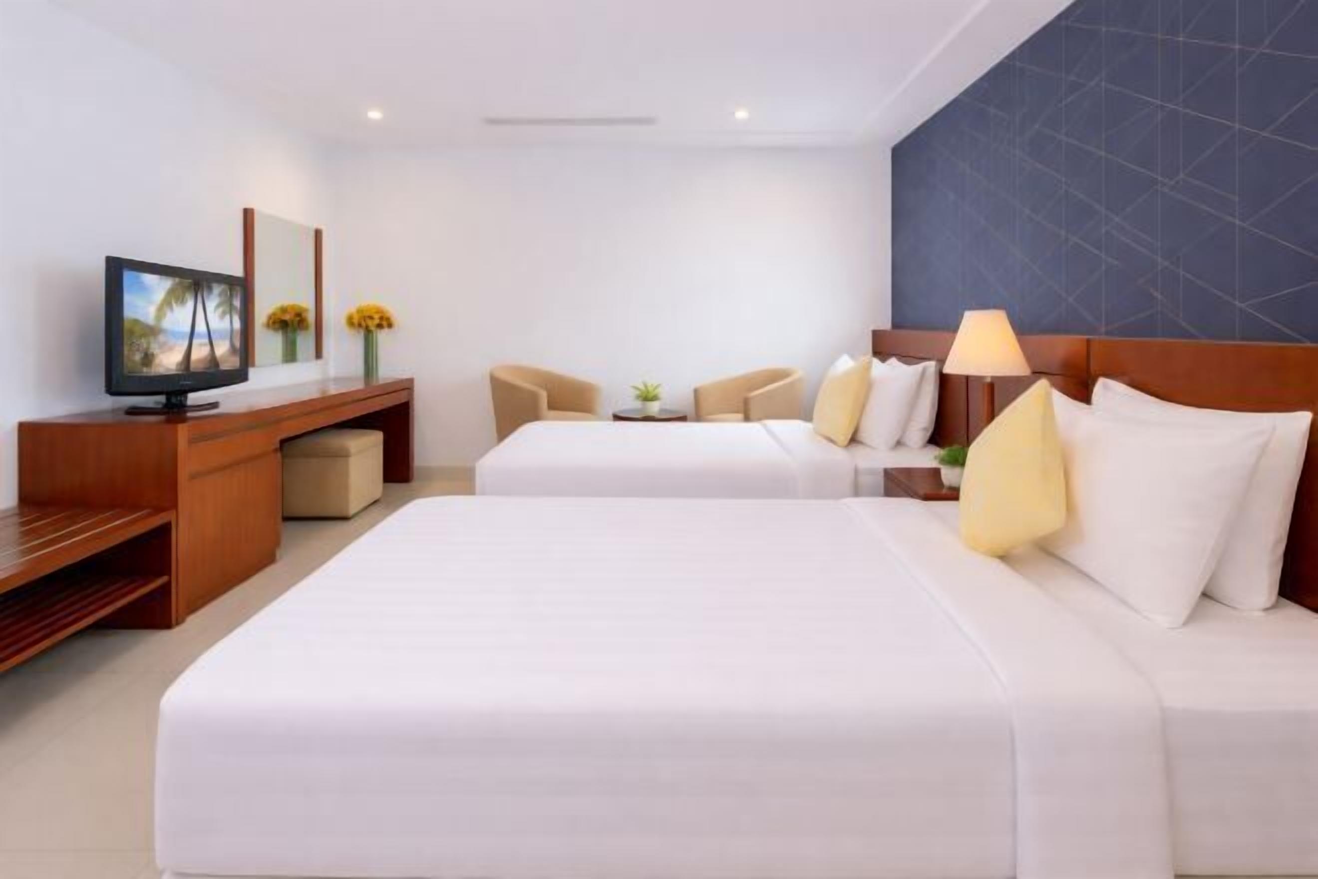 Frigobar, cofres nos quartos, escrivaninha, quartos à prova de som