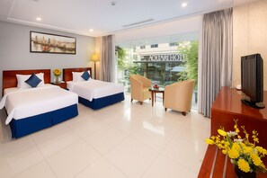 Quarto duplo, vista para a cidade (Suite) | Frigobar, cofres nos quartos, escrivaninha, quartos à prova de som