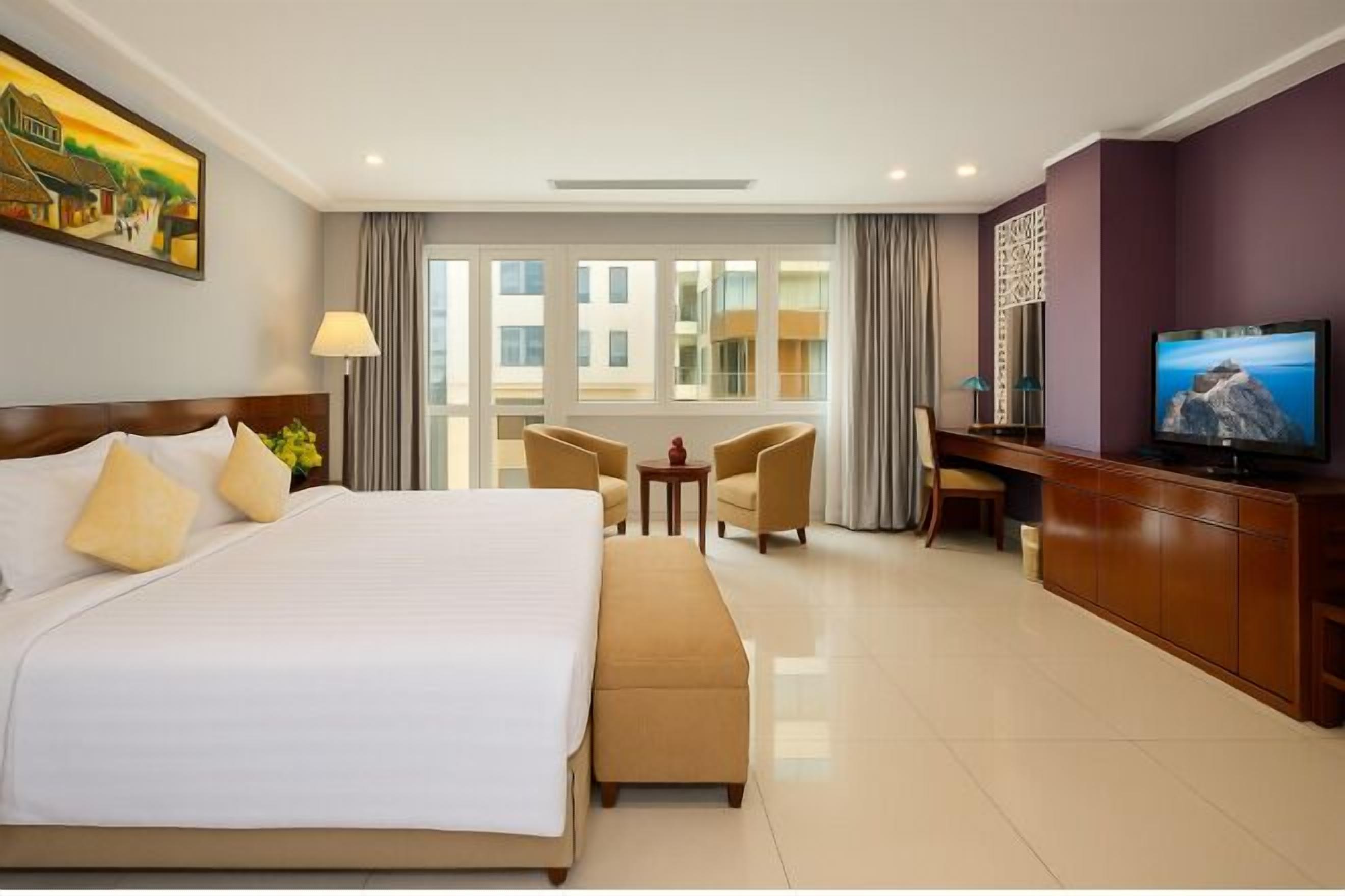 Frigobar, cofres nos quartos, escrivaninha, quartos à prova de som