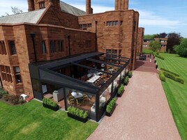 Almoços e jantares servidos, com espaço para refeições ao ar livre 