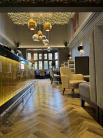 Almoços e jantares servidos, com espaço para refeições ao ar livre 