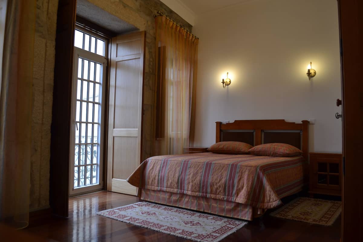 Suite, varanda | Roupa de alta qualidade, edredões de penas, secretária, Wi-fi grátis 