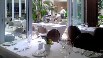 Café da manhã, almoço e jantar; culinária internacional