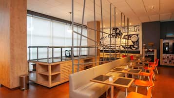 Pequeno-almoço tipo buffet diário (51 BRL por pessoa)