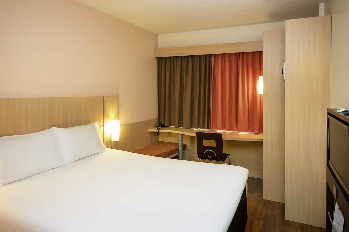 Frigobar, cofres nos quartos, escrivaninha, cortinas blackout