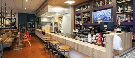 Pequenos-almoços, almoços, jantares servidos, cozinha regional