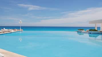 2 piscinas exteriores, guarda-sóis, espreguiçadeiras