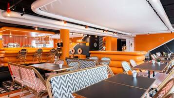 Café da manhã com buffet grátis todos os dias