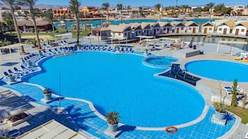 3 piscinas externas, espreguiçadeiras