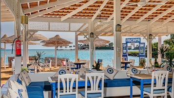 Praia particular, espreguiçadeiras, guarda-sóis, toalhas de praia