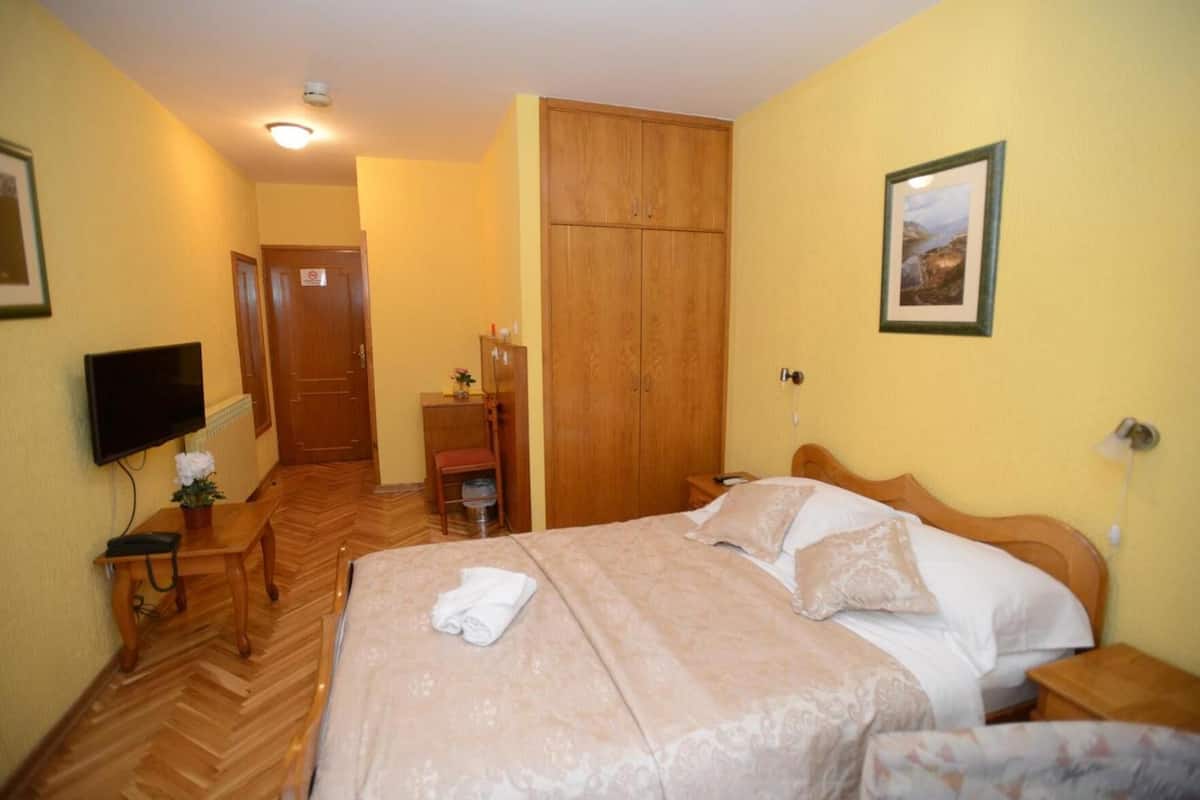 Minibar, cofre no quarto, secretária, ferro/tábua de engomar